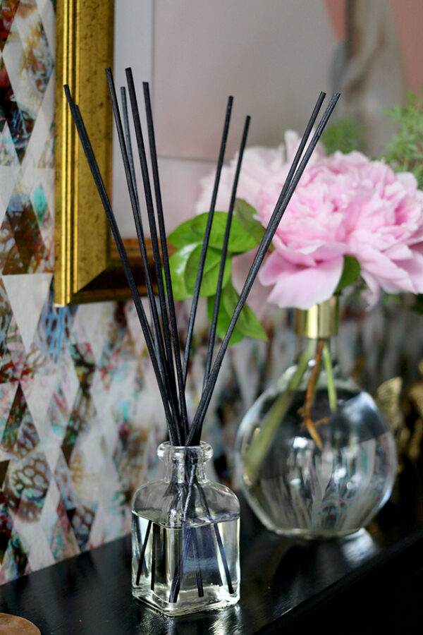 VIDEO: DIY Fragrance Diffuser with Essential Oils - Swoon Worthy