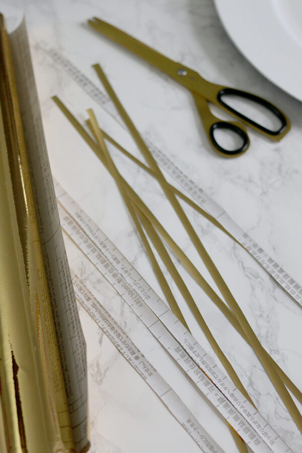 Cheap & Easy Glam Gold DIY Charger Plates - Swoon Worthy