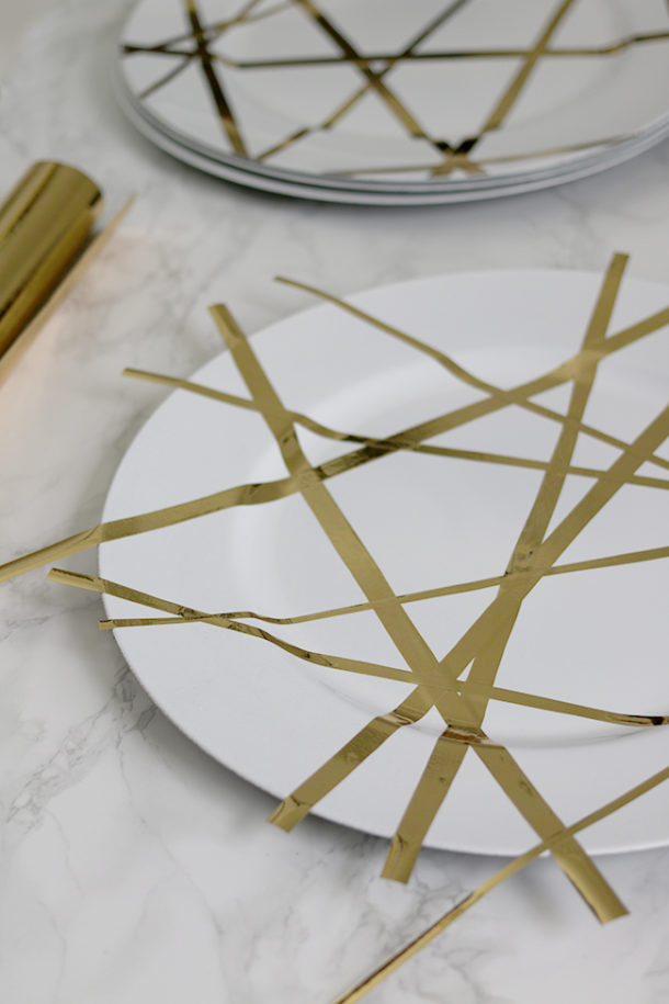 Cheap & Easy Glam Gold DIY Charger Plates - Swoon Worthy