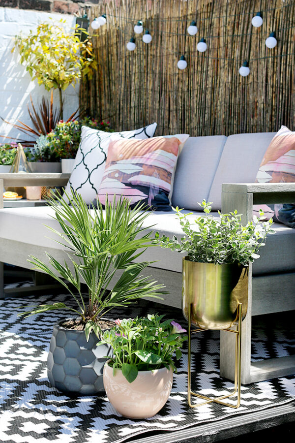 12 of the Best Raised Plant Stands - Swoon Worthy